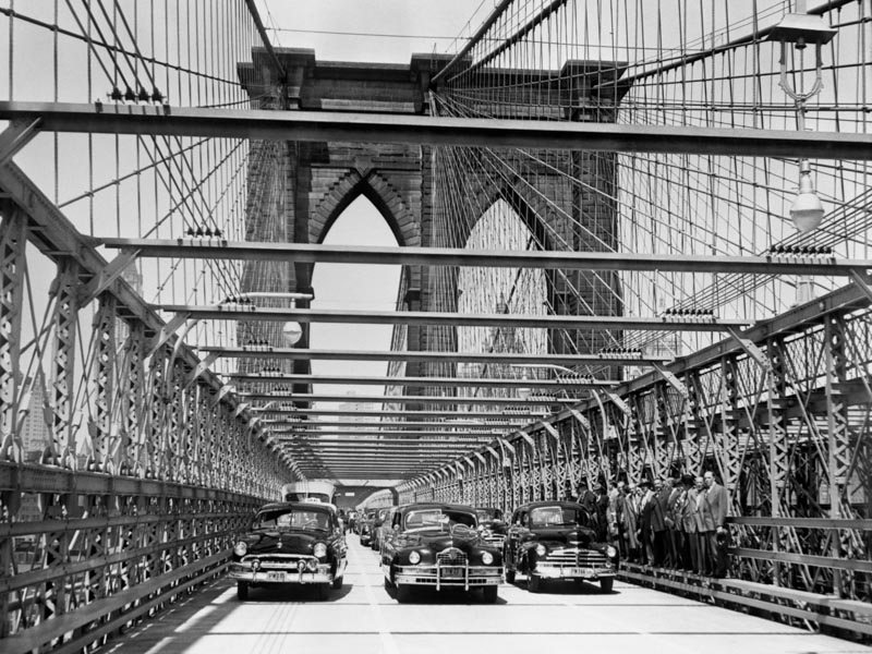 cars cross Brooklyn Bridge from the Manhattan, 1951 - obrazarna.cz