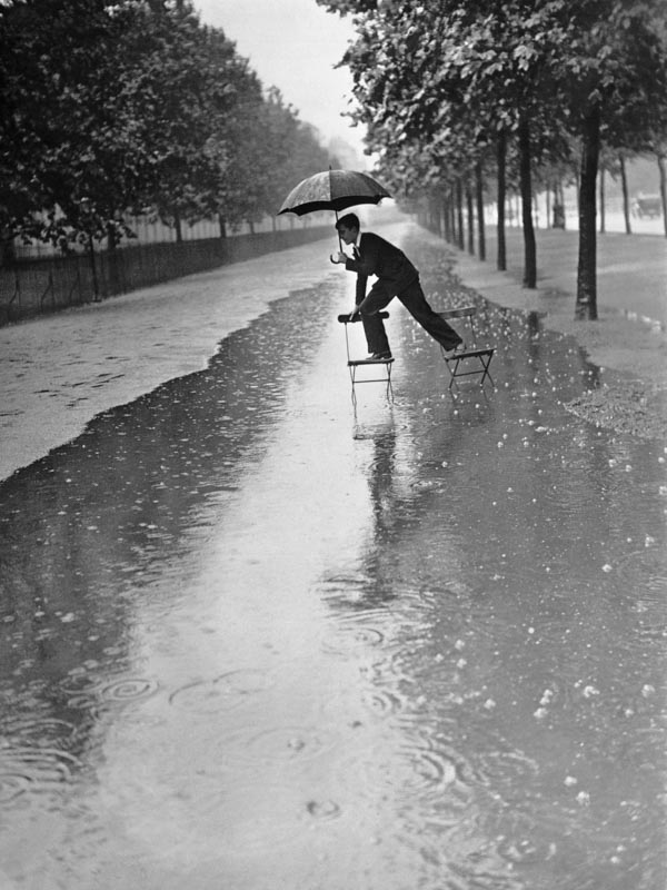 Man crossing puddle on chairs, 1934 - obrazarna.cz